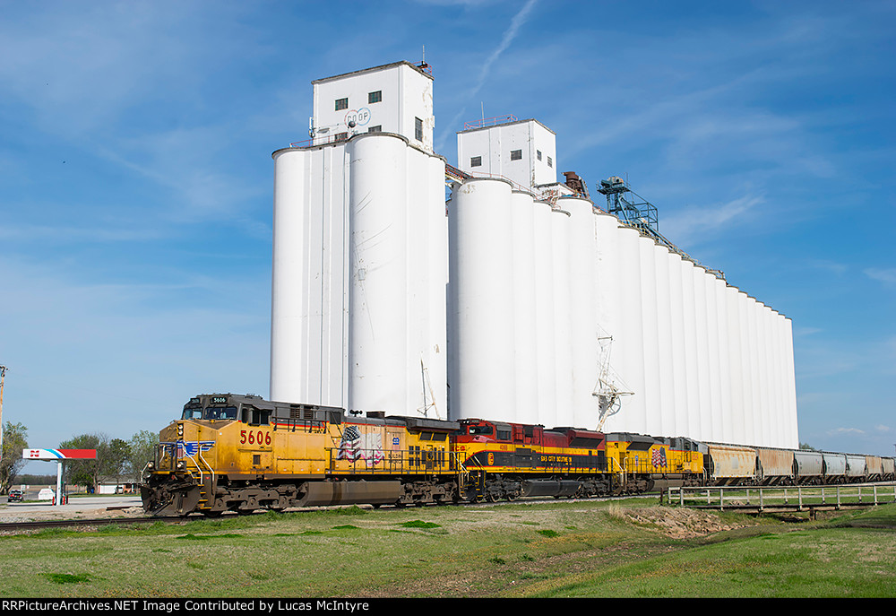 UP 5606 westbound K&O empty grain train